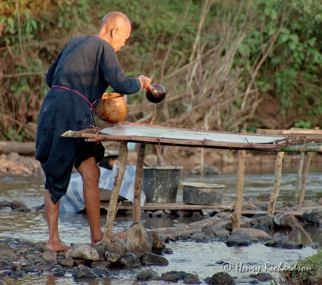 Laos: laotai-paper-making-woman-2